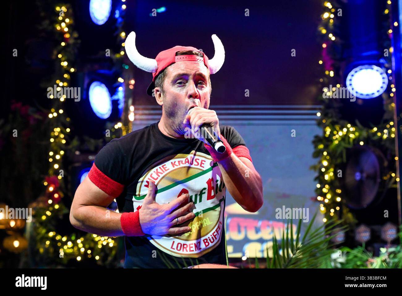 Bild zeigen: Auftritt des Sängers Lorenz Büffel im Megapark, 28.04.2025, Playa de Palma ...