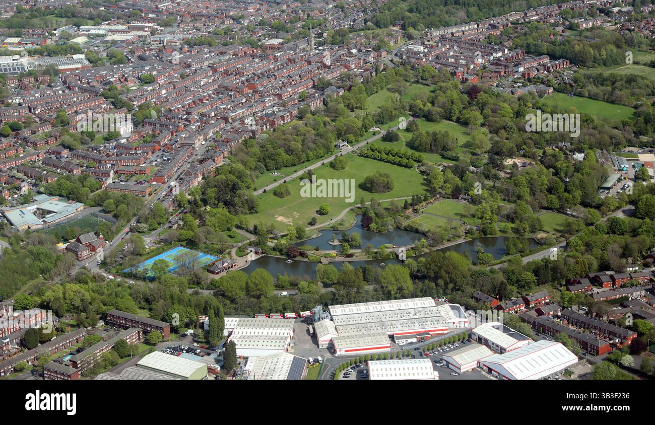 Blick aus der Vogelperspektive auf Alexandra Park mit Bootssee, Oldham ...