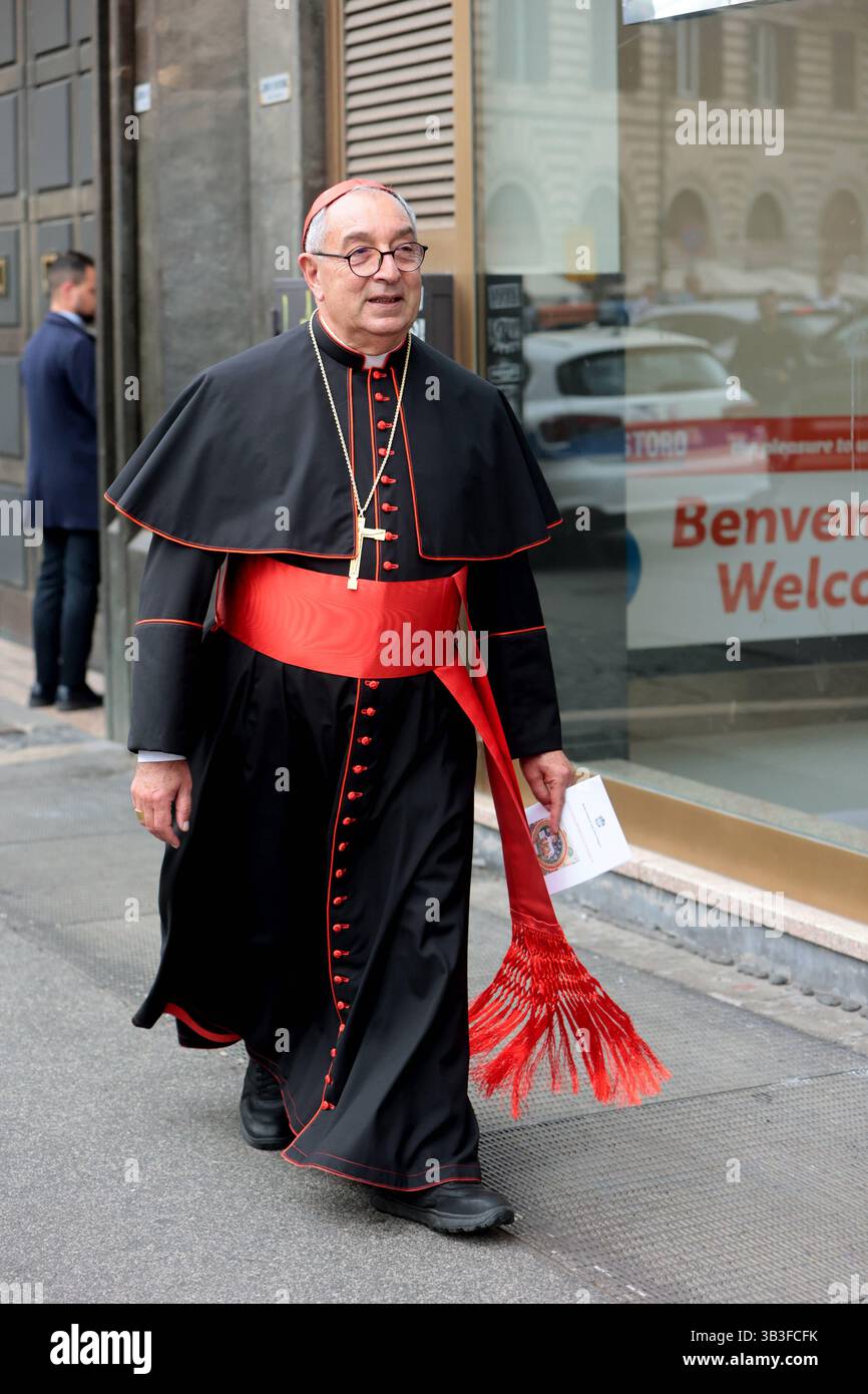 Kardinal Angelo de Donatis, verlässt die Basilika Santa Maria Maggiore ...