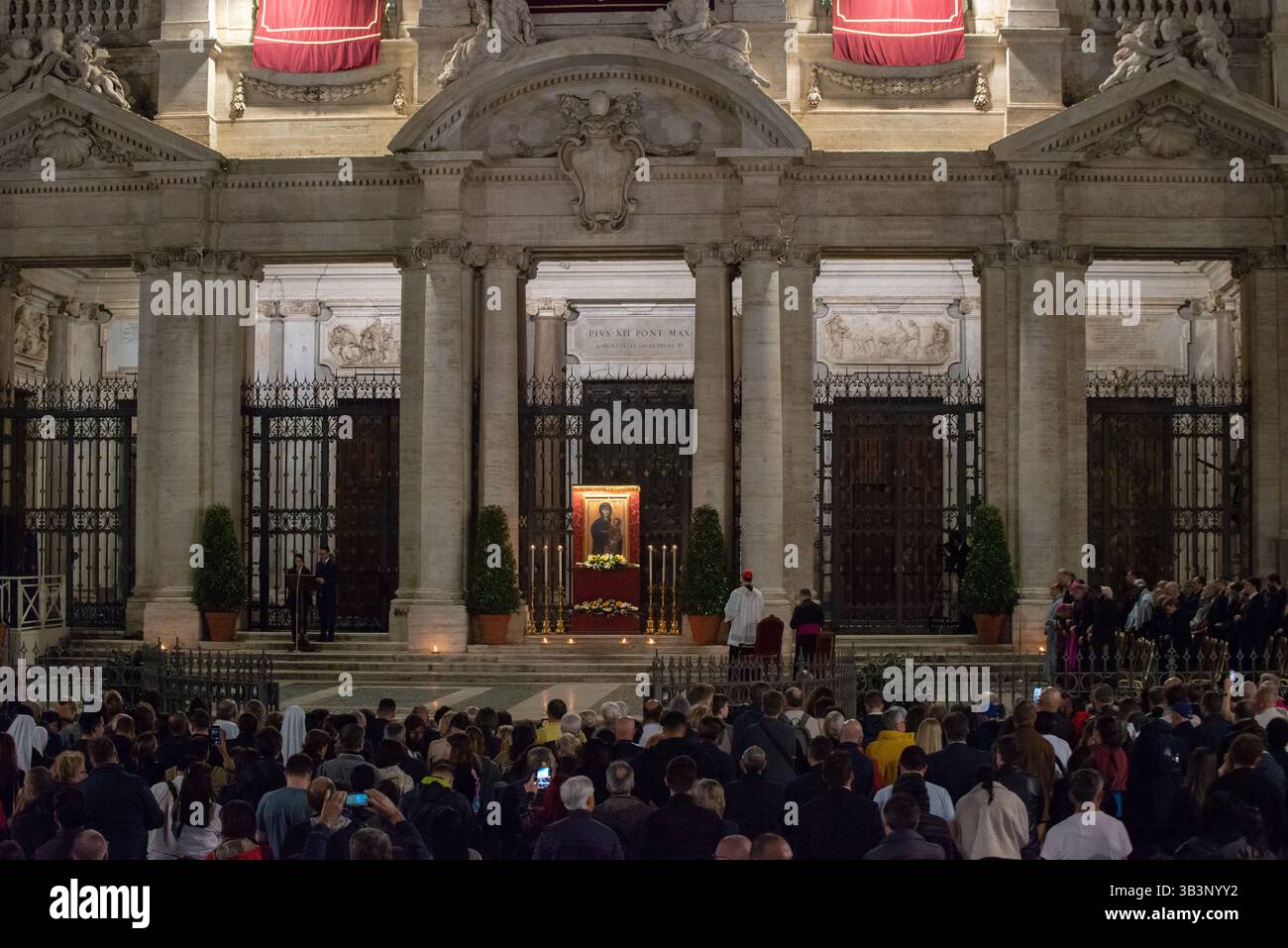Rom, Italien 26. April 2025: Rosenkranz für Papst Franziskus, Basilika ...