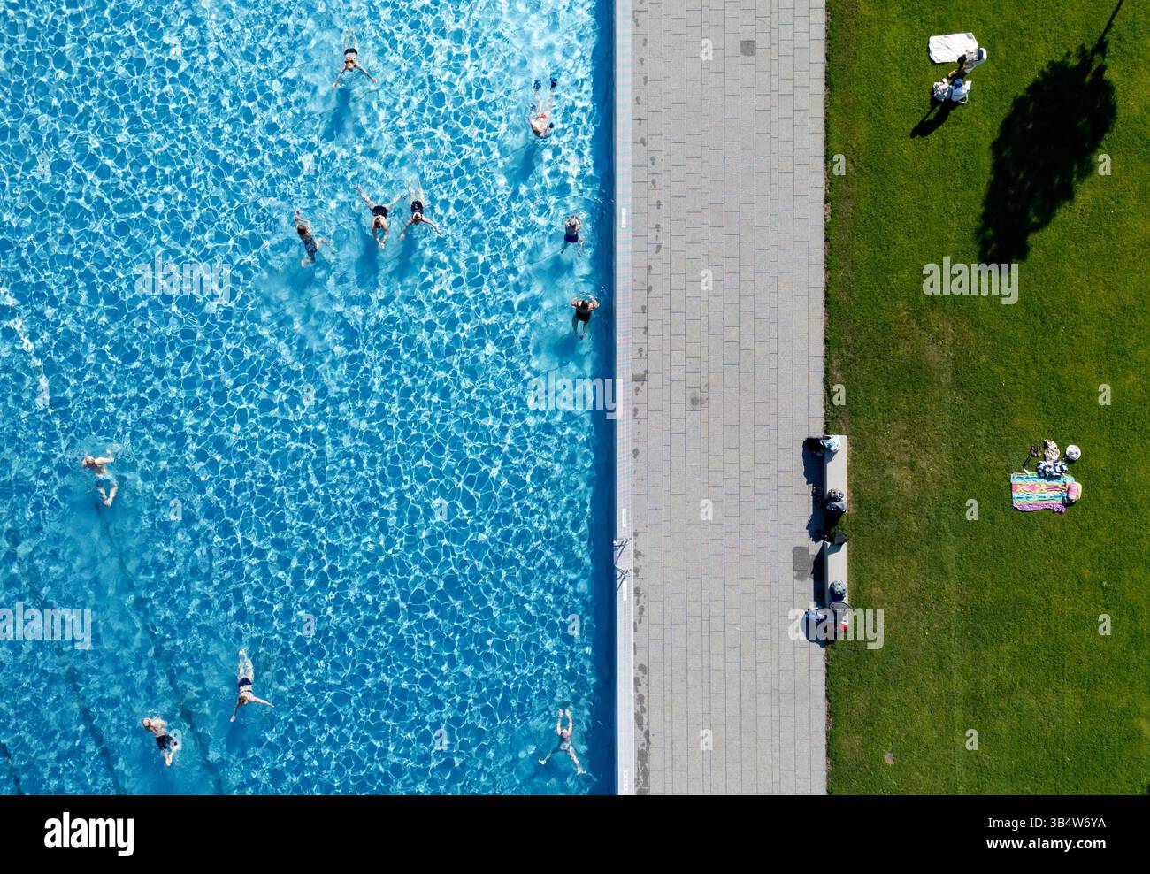 München, Deutschland. Mai 2025. Schwimmer genießen das schöne Wetter im ...