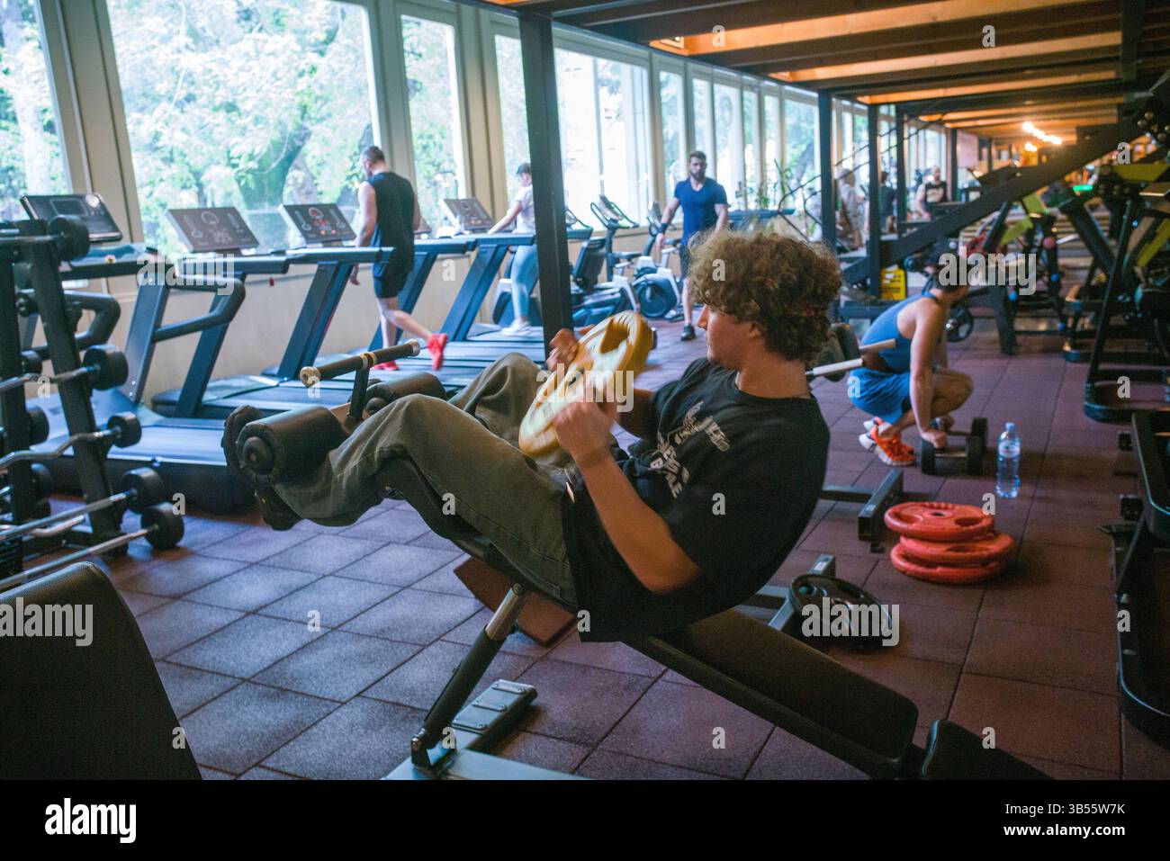 04-17-2025 TBILISI GEO Bauchmuskeltraining im Fitnessstudio in der ...