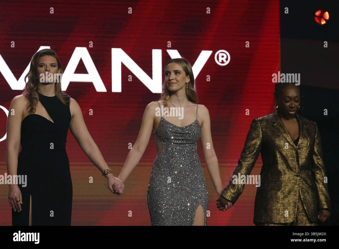 Die neue MISS Germany 2025, Valentina Busik (Mitte), mit ihren Konkurrenten Jil Berning (l.) und ...