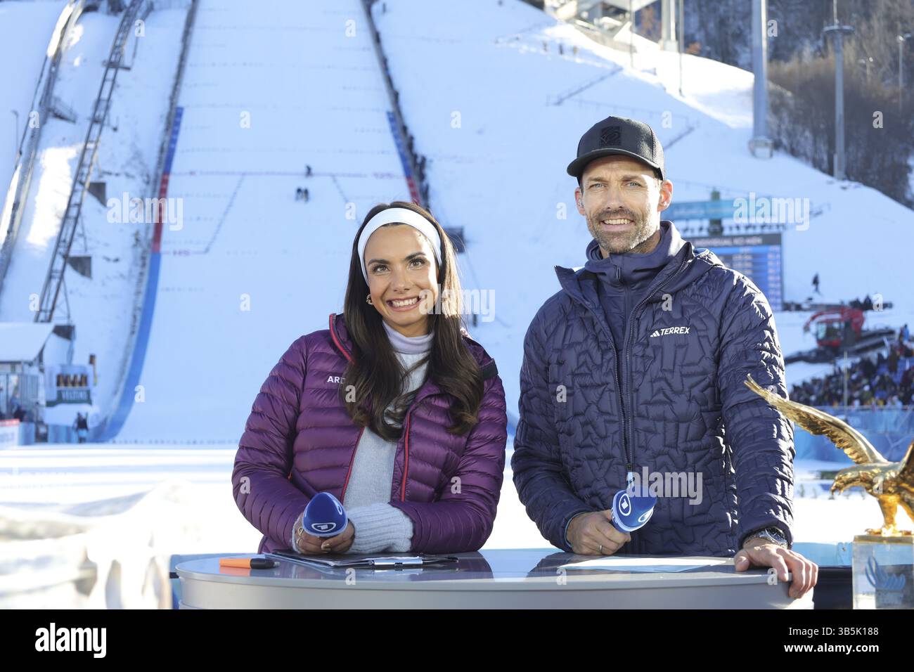 Das ARD Sportschau Moderatorenduo, von links nach rechts. Lea Wagner ...