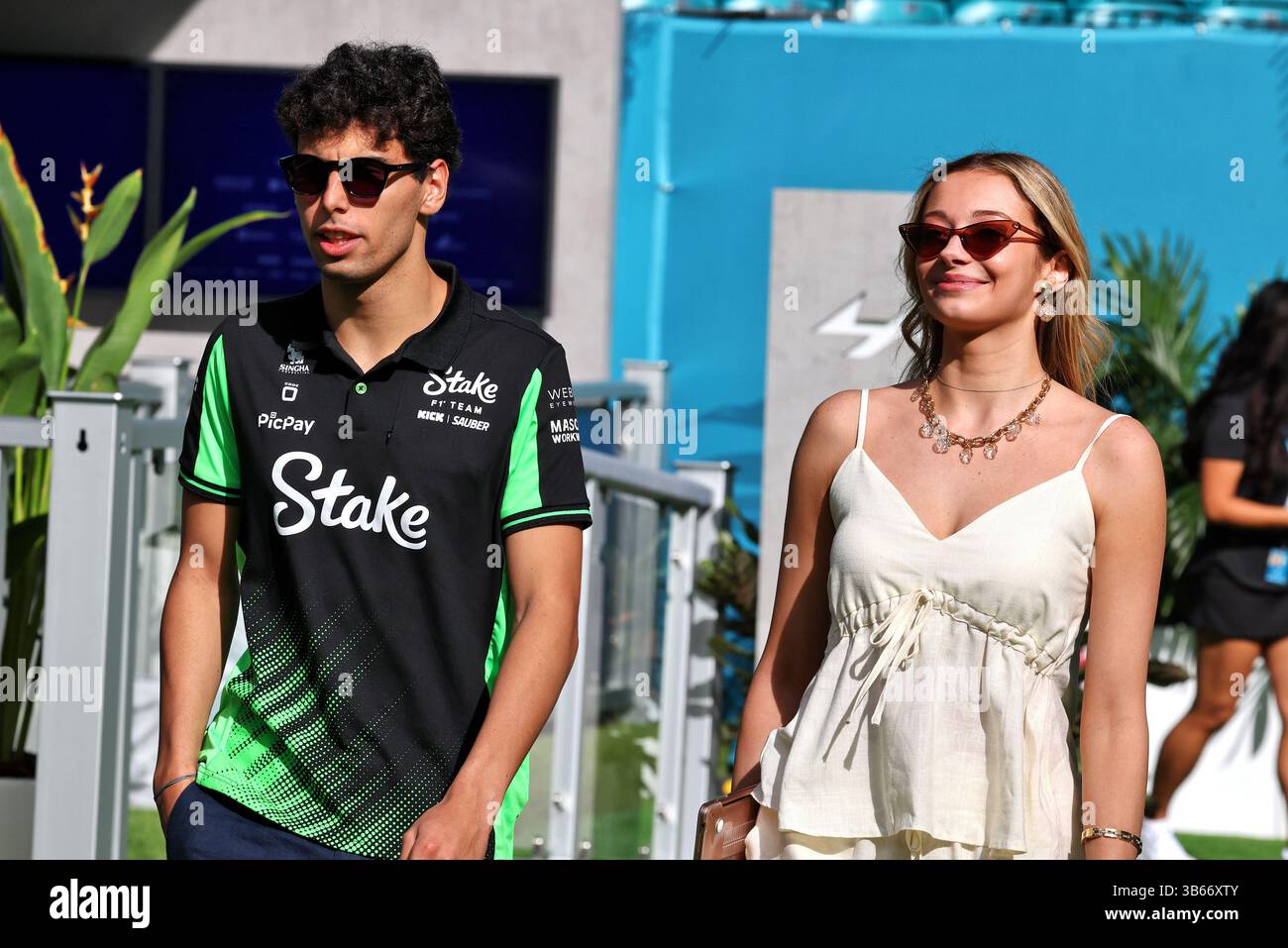 Miami, USA. Mai 2025. (L bis R): Gabriel Bortoleto (BRA) sauber mit seiner Freundin Isabella ...