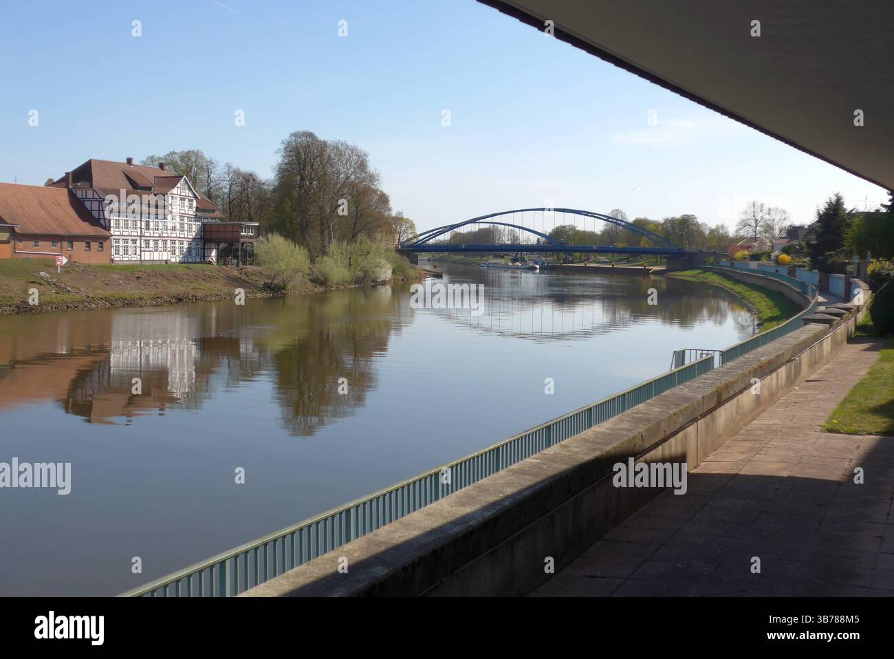 Blick von der Weserpromenade auf die Weserbrücken am Rande der Altstadt ...