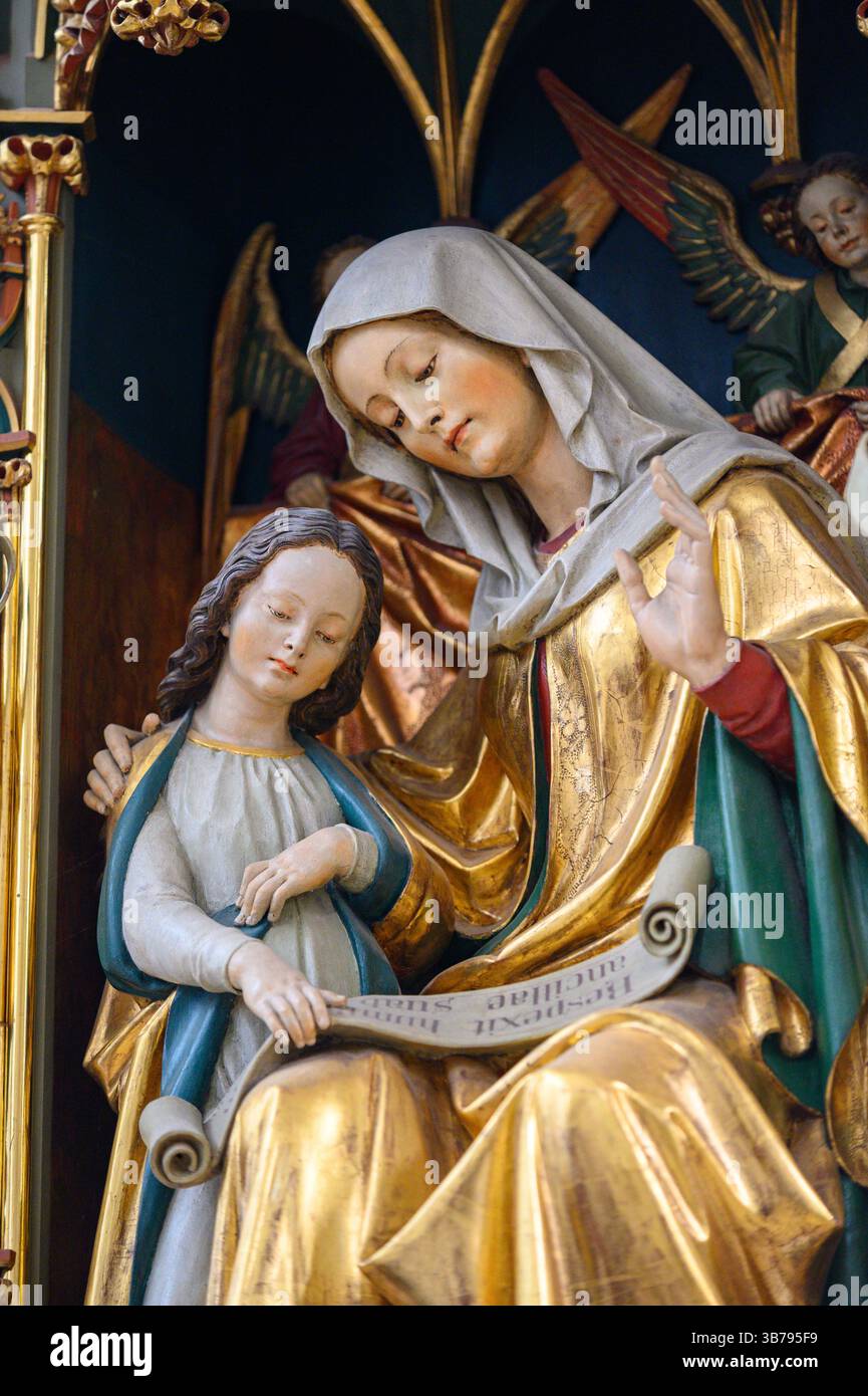 Die Heilige Anna (die Mutter der Jungfrau Maria). Ein Buntglasfenster ...