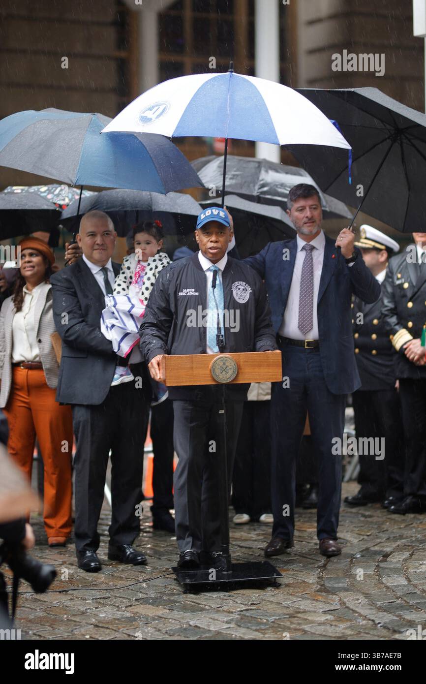 NEW YORK, NY - 5. MAI: Manuel Castro, Immigrant Affairs, VIPs, zusammen ...