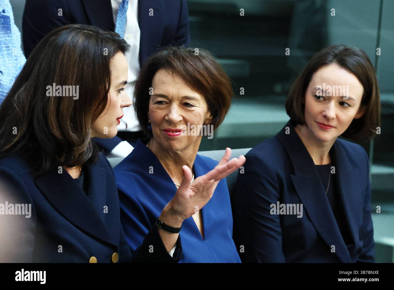 Charlotte Merz und Töchter vor der Abstimmung für den neuen ...