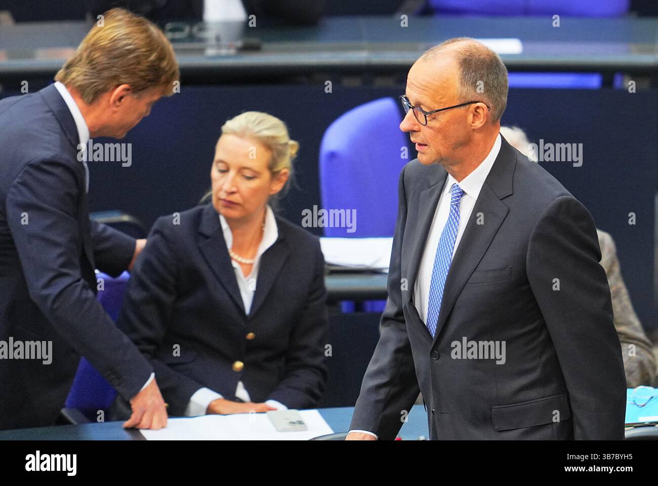 Berlin, Deutschland. Mai 2025. Der designierte Bundeskanzler Friedrich Merz (CDU, r) reagiert im ...