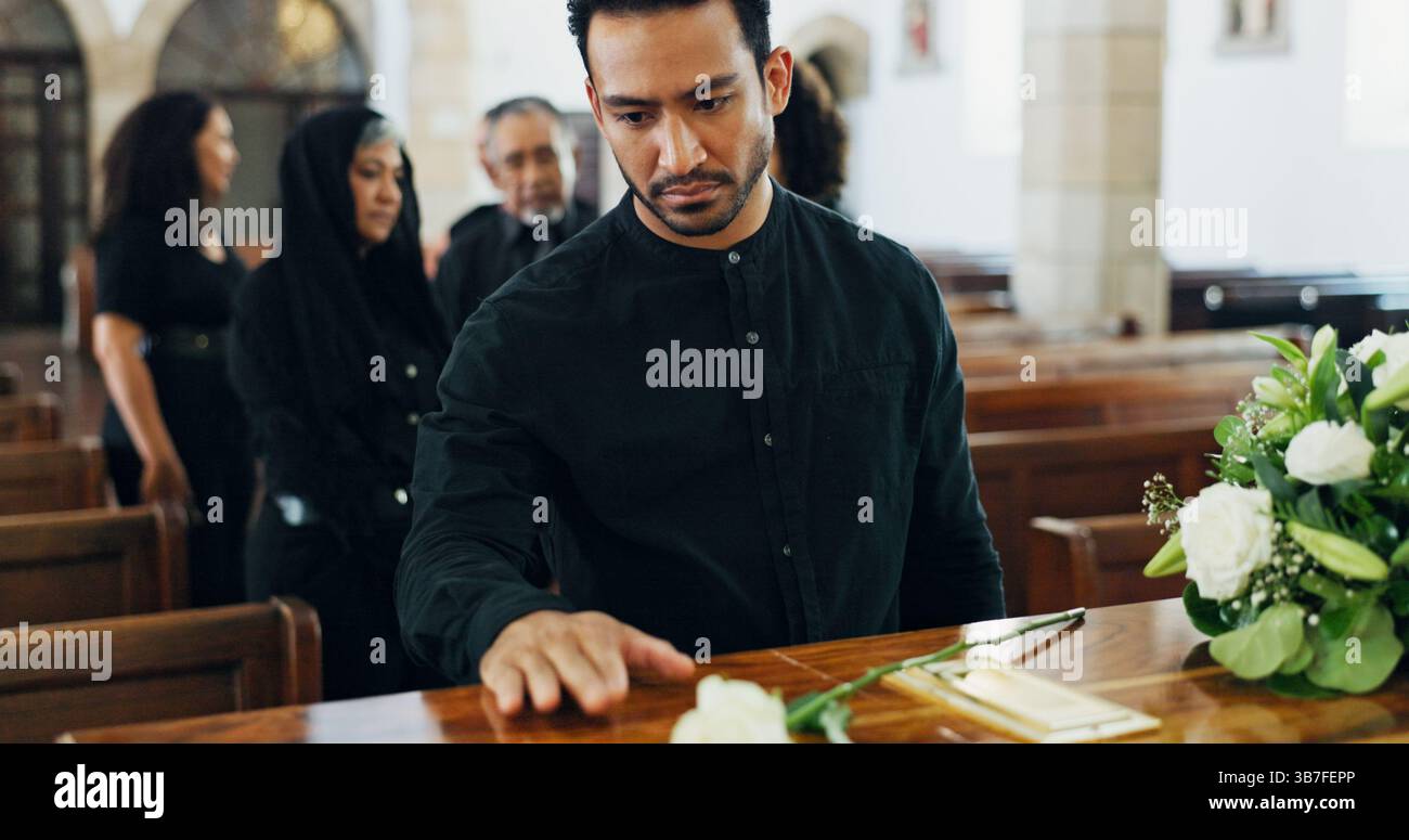 Traurig, Mann und Sarg bei der Beerdigung zum Abschiedsgottesdienst ...