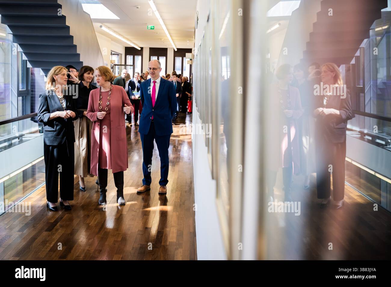 07. Mai 2025, Berlin: Karin Prien (CDU, Front l-r), Bundesministerin ...