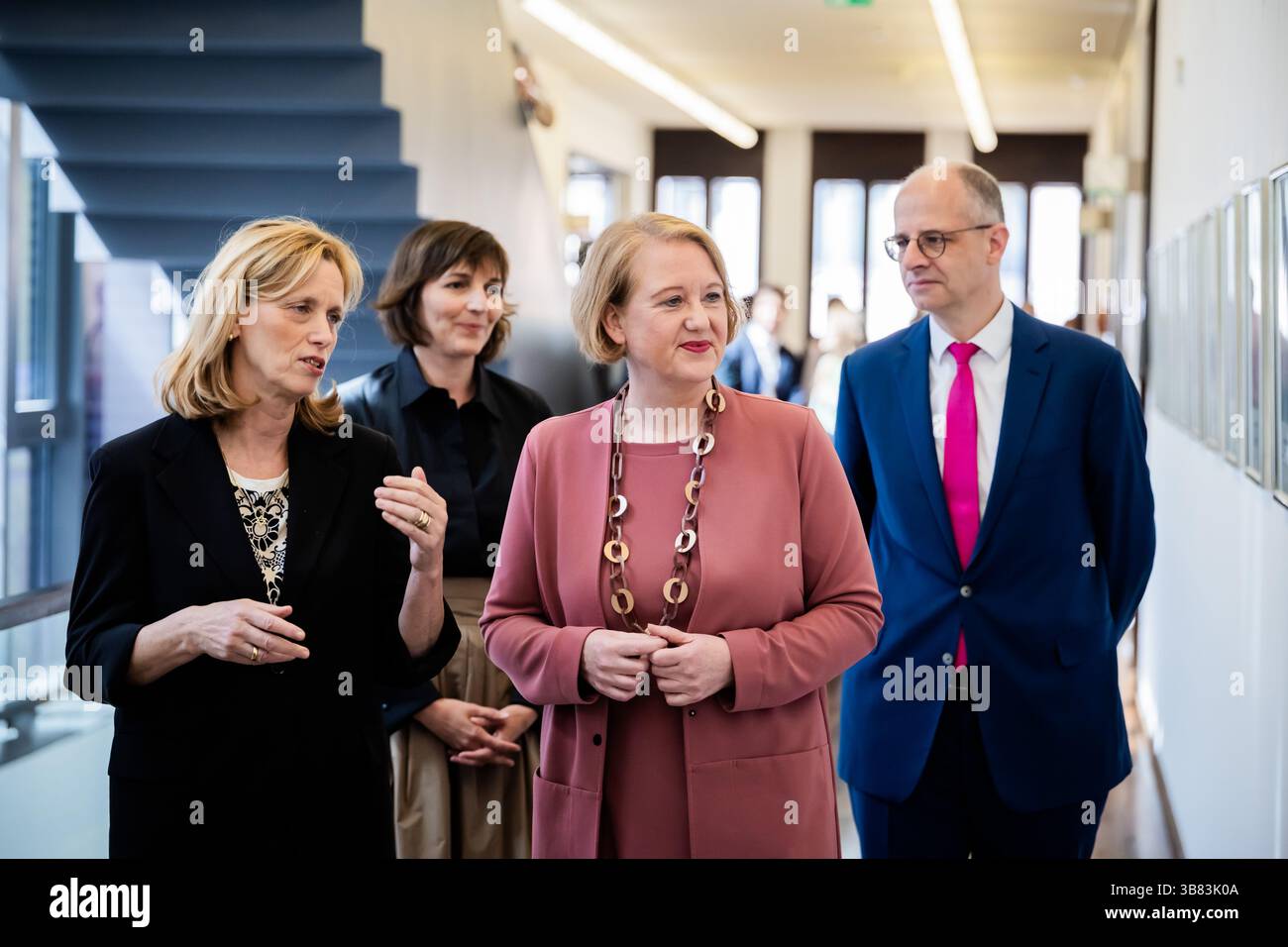 07. Mai 2025, Berlin: Karin Prien (CDU, Front l-r), Bundesministerin ...