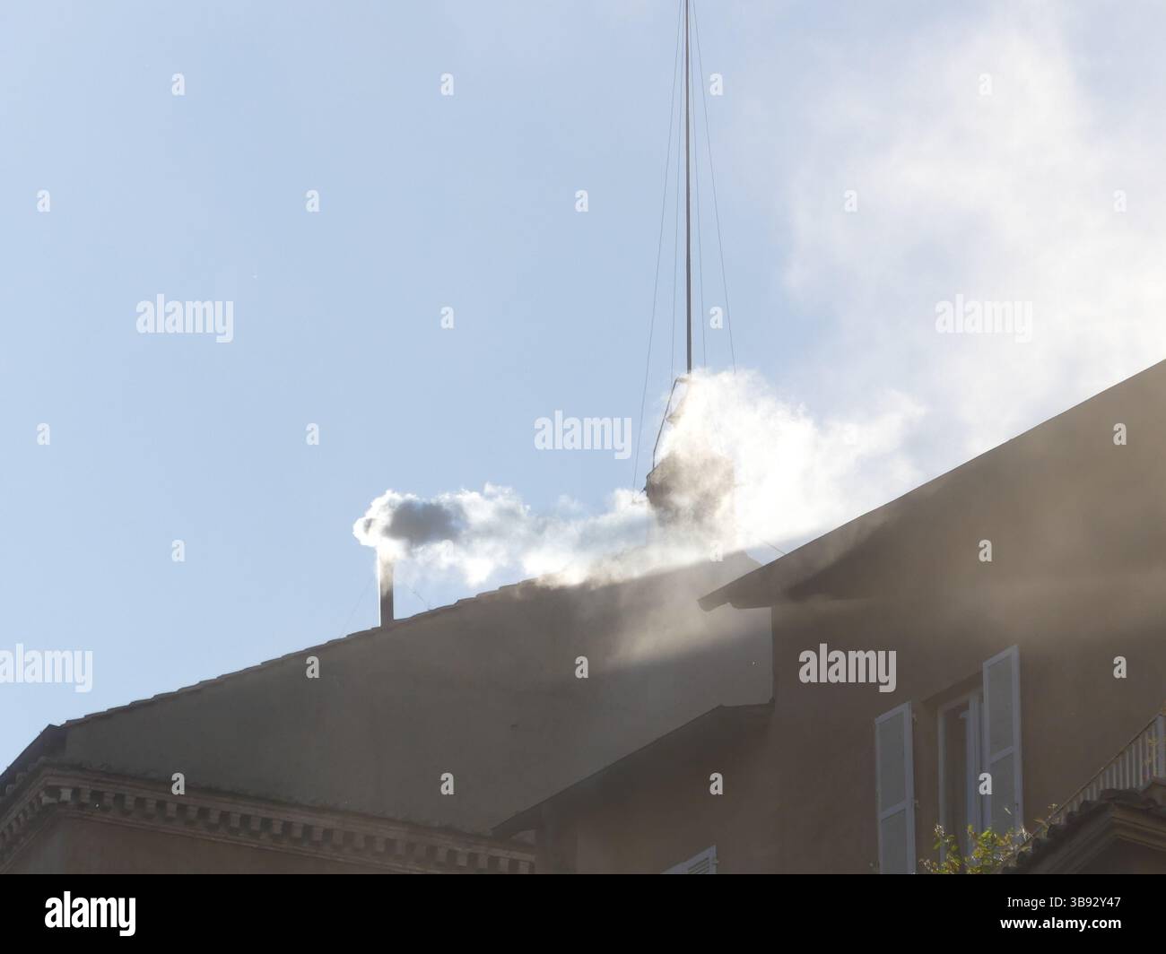 8. Mai 2025, Vatikan, Italien: Weißer Rauch, der als Kardinal robert ...