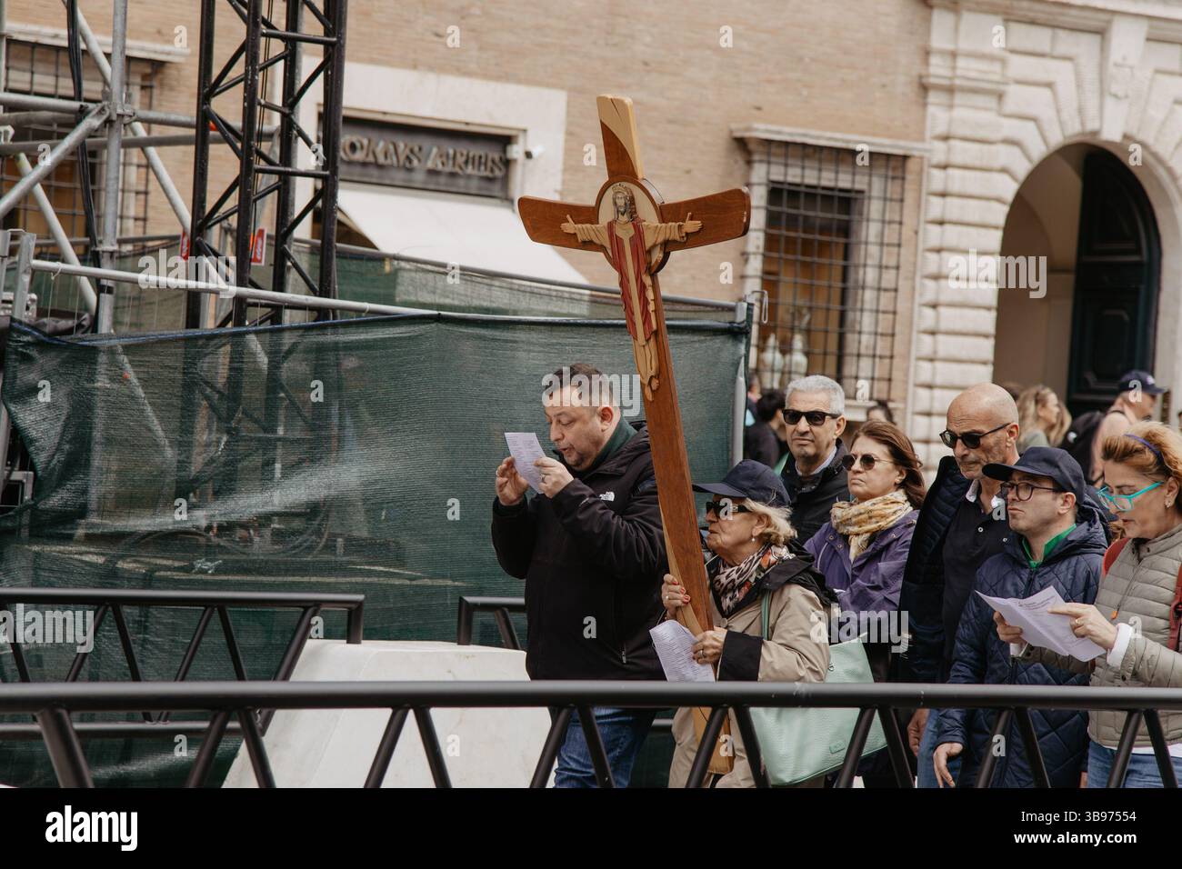 7. Mai 2025, Rom, Italien: Weißer Rauch, der als Kardinal robert ...