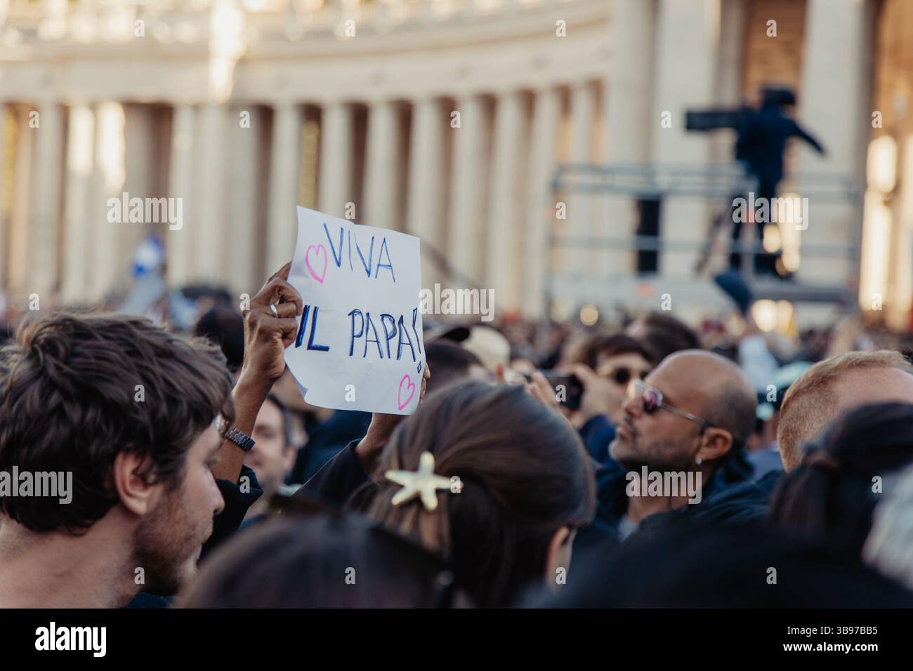7. Mai 2025, Rom, Italien: Weißer Rauch, der als Kardinal robert ...
