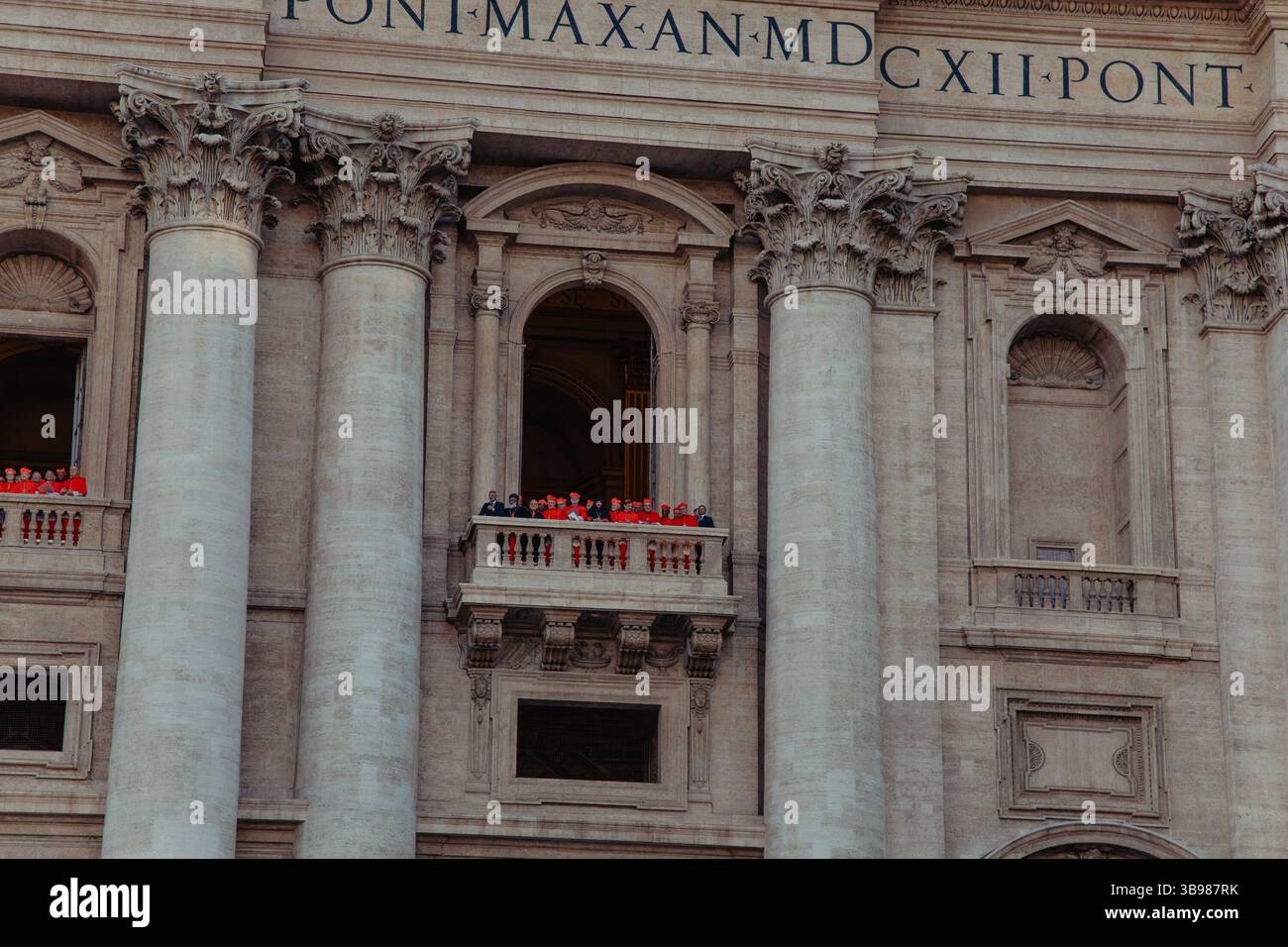 7. Mai 2025, Rom, Italien: Weißer Rauch, der als Kardinal robert ...