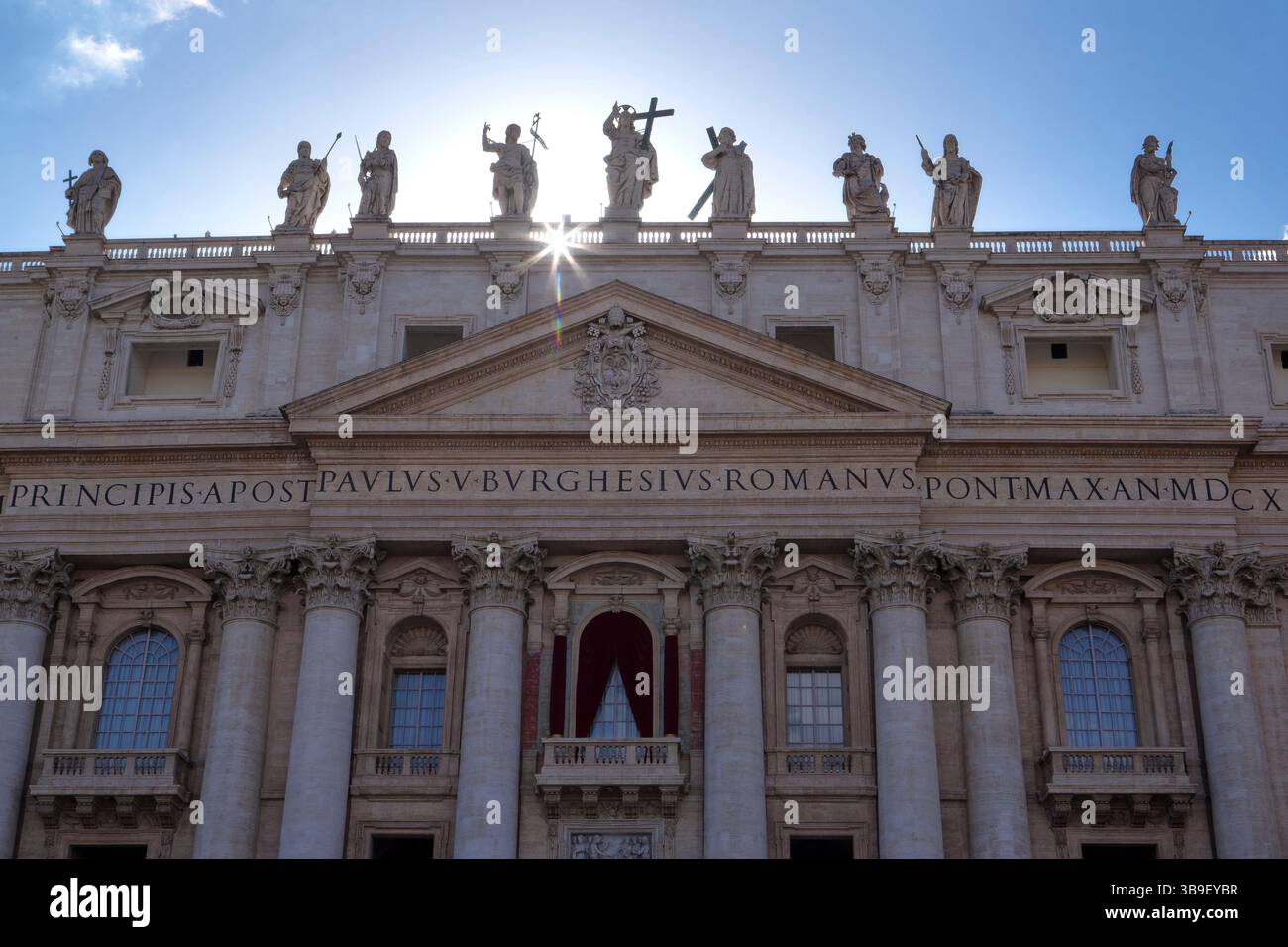 Allgemeine Ansicht der Statuen des Petersdoms im Vatikan vor dem weißen ...