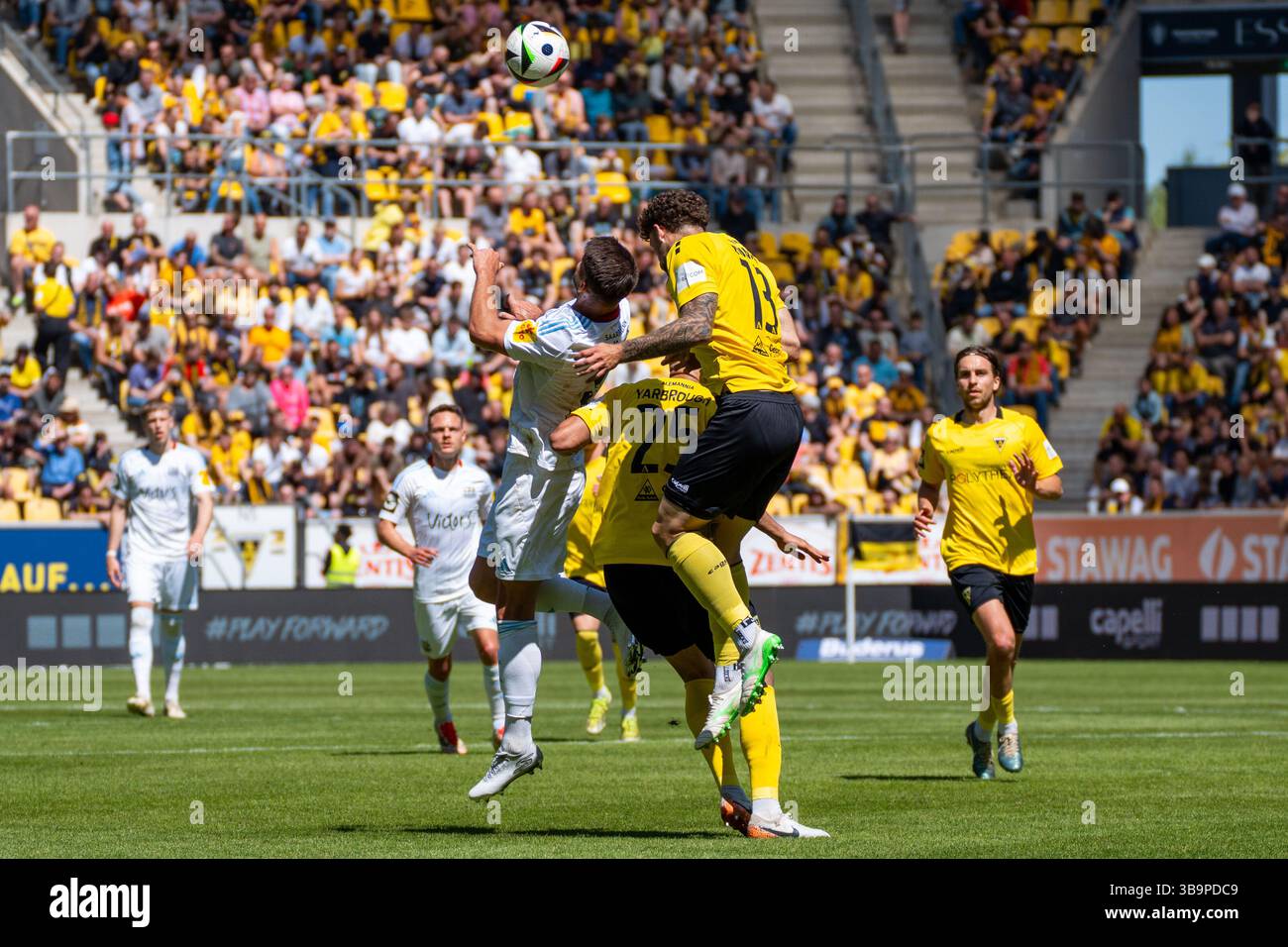 Aachen, Deutschland. Mai 2025. Kopfballduell zwischen Jan-Luca Rumpf ...