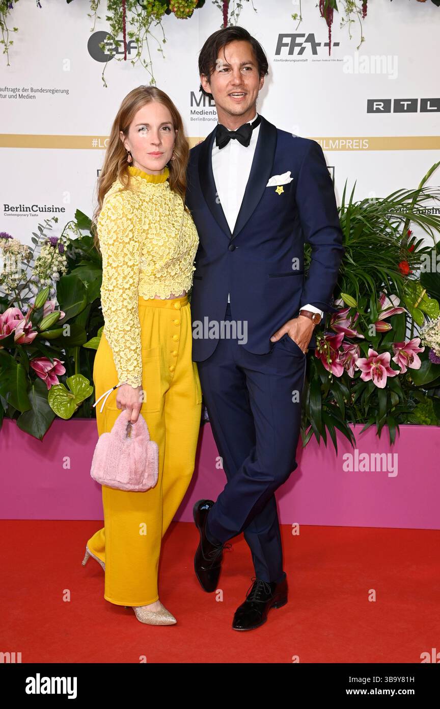Paula Kalenberg und Tim Oliver Schultz bei der 75. Verleihung des ...
