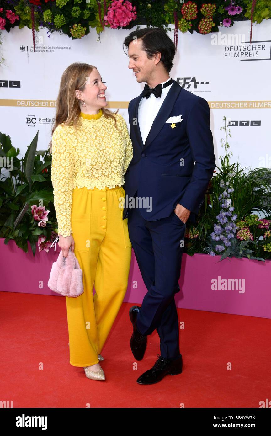 Paula Kalenberg und Tim Oliver Schultz bei der 75. Verleihung des ...