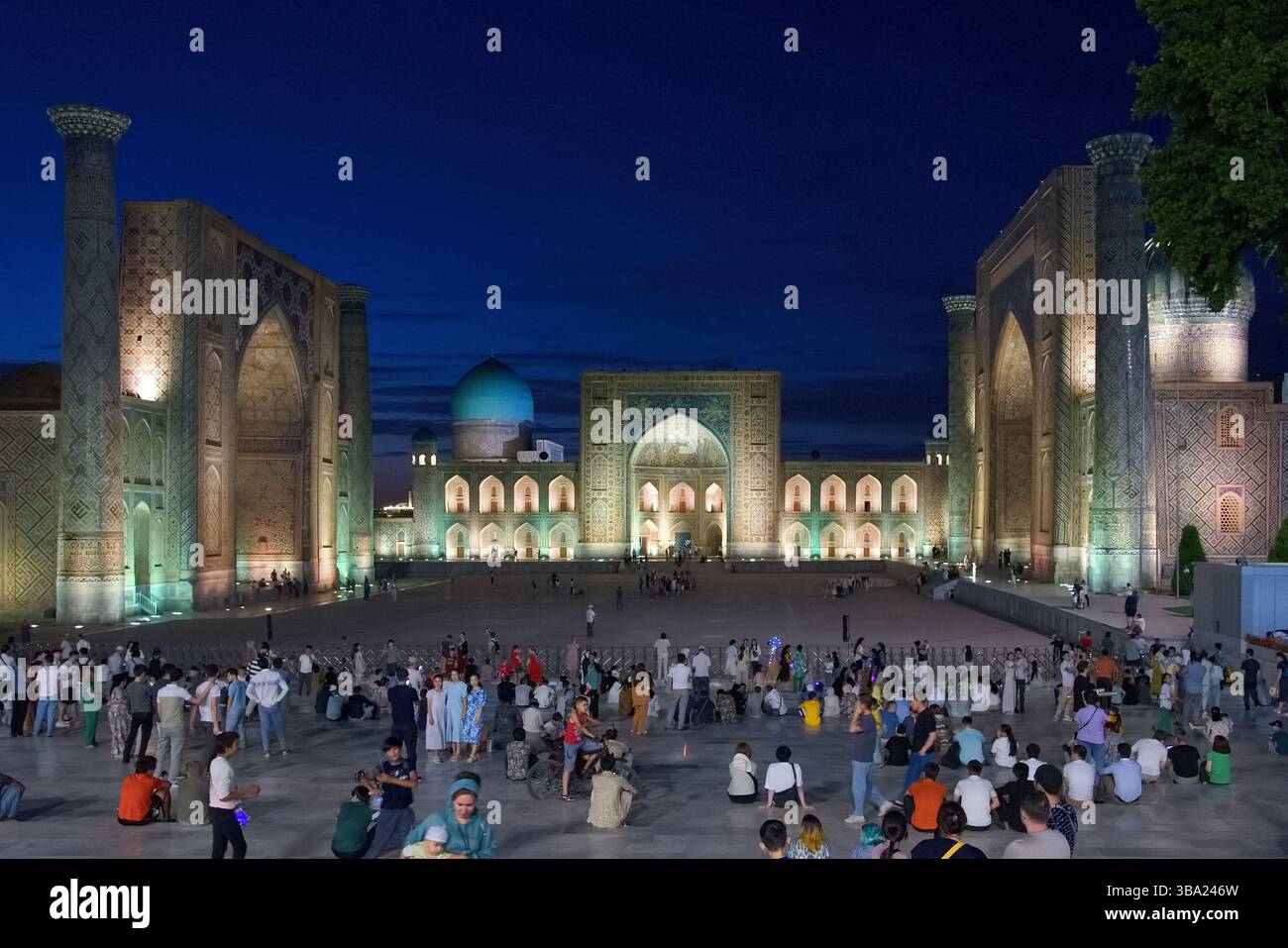 Abendliche Touristenmassen in Tilya-Kori Madrasa flankiert von Ulugh ...