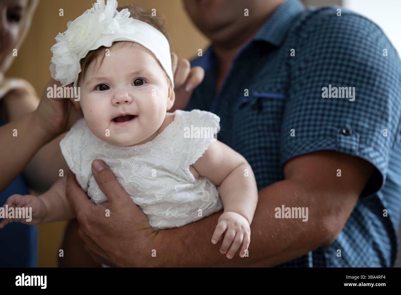 Die arme eines vaters -Fotos und -Bildmaterial in hoher Auflösung – Alamy