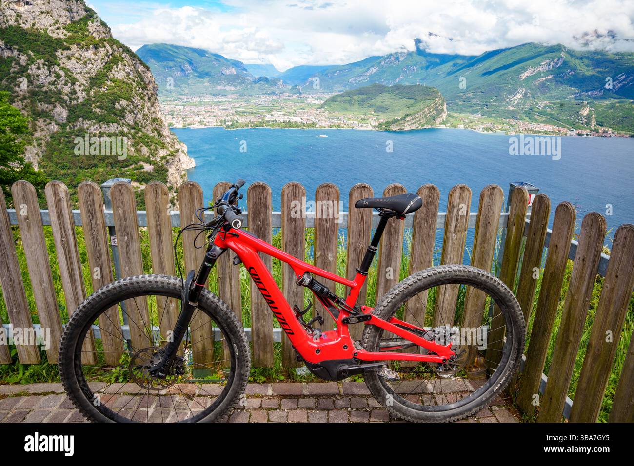 E bike über -Fotos und -Bildmaterial in hoher Auflösung – Alamy