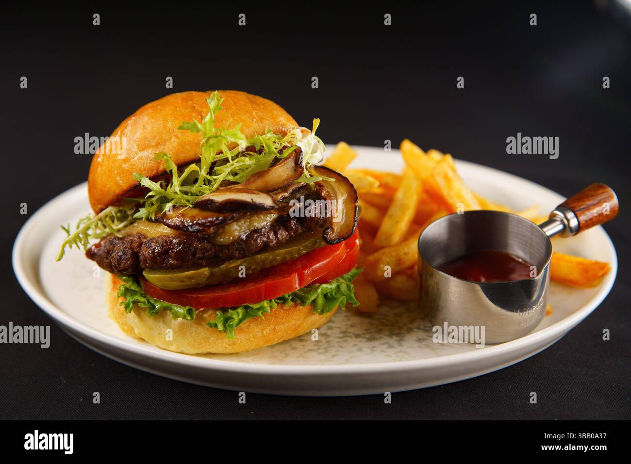 Ulaanbaatar, Mongolei. Mai 2025. Frisch gekochter Pilzburger und Pommes ...