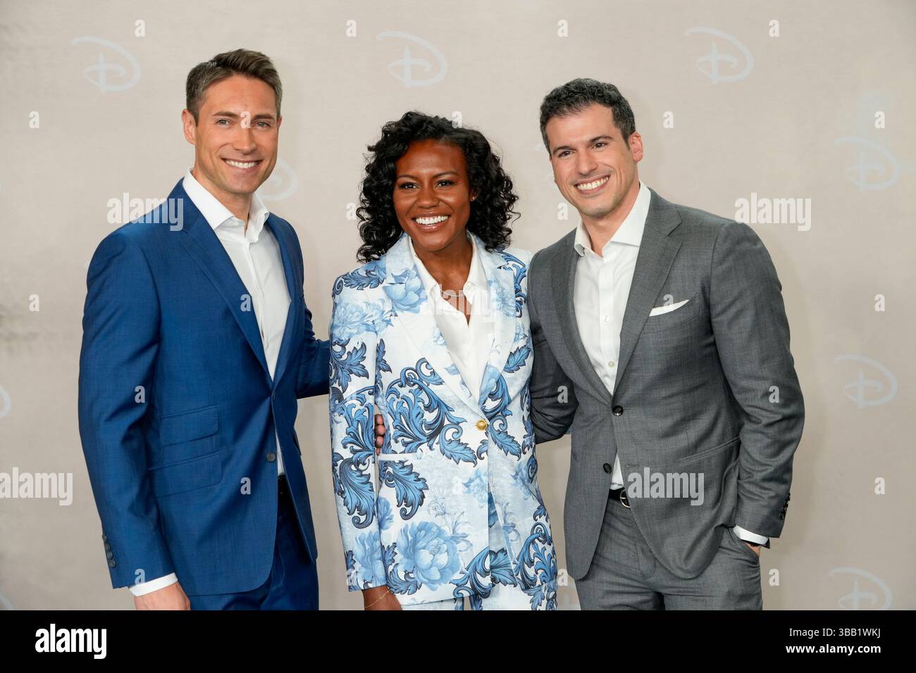 L-R: Whit Johnson, Janai Norman, Gio Benitez nimmt an der Disney ...