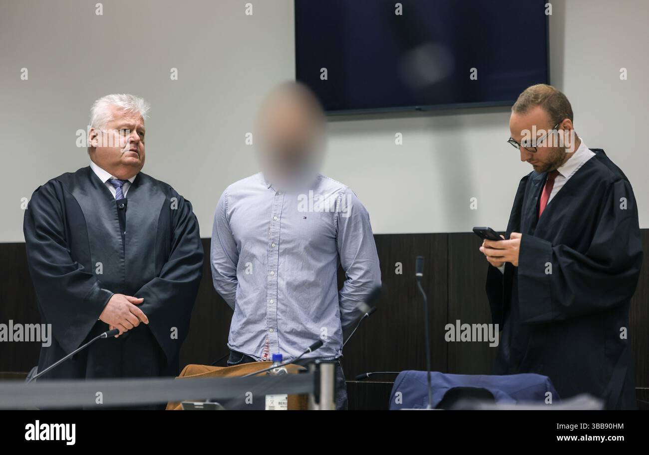 Düsseldorf, Deutschland. Mai 2025. Ein Polizeibeamter (M) steht ...