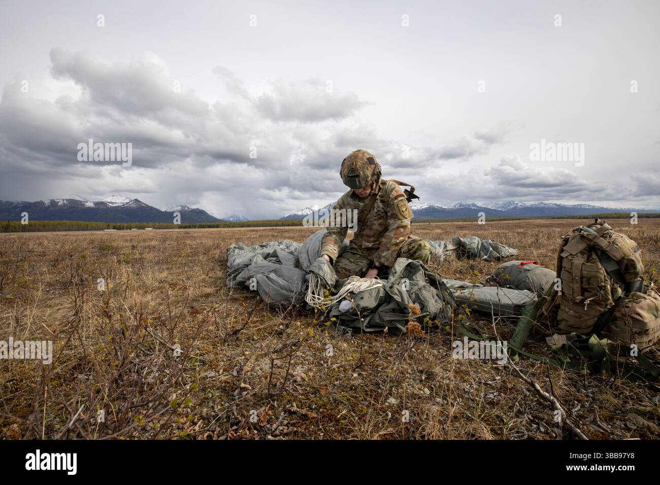 Ein Fallschirmjäger der US-Armee, der der 2. Brigade, 11. Airborne ...