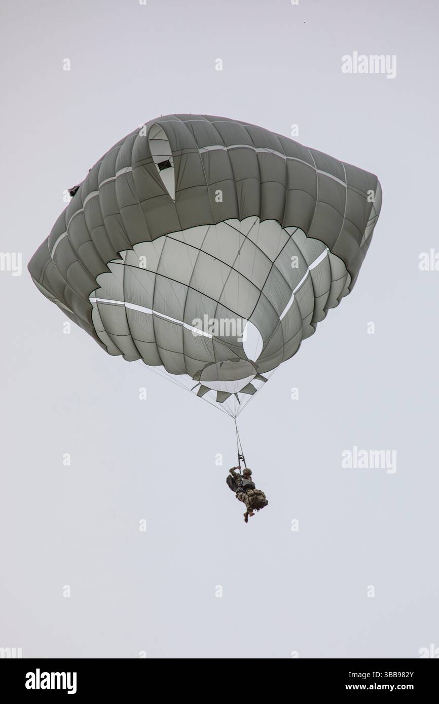 Ein Fallschirmjäger der US-Armee, der 2. Brigade, 11. Luftlandedivision ...