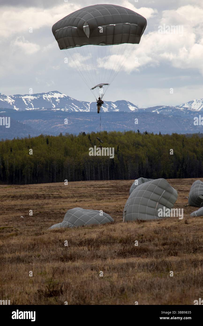 Ein Fallschirmjäger der US-Armee, der 2. Brigade, 11. Luftlandedivision ...