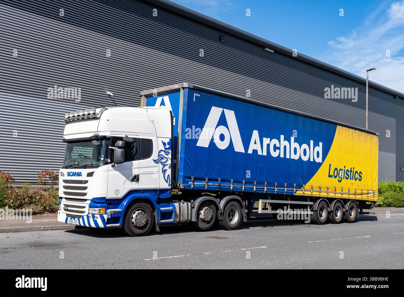 Hinweisschild mit logo lkw lieferung -Fotos und -Bildmaterial in hoher ...