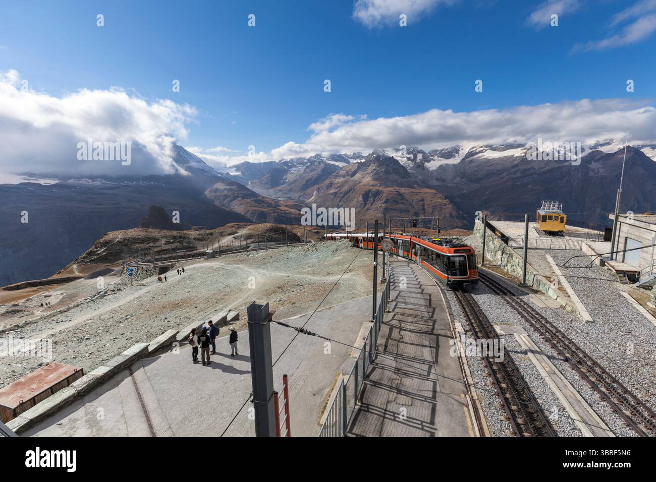 Gornergrat Gotthard Bahn / Gornergrat Bahn Zug von Gornergrat, dem ...