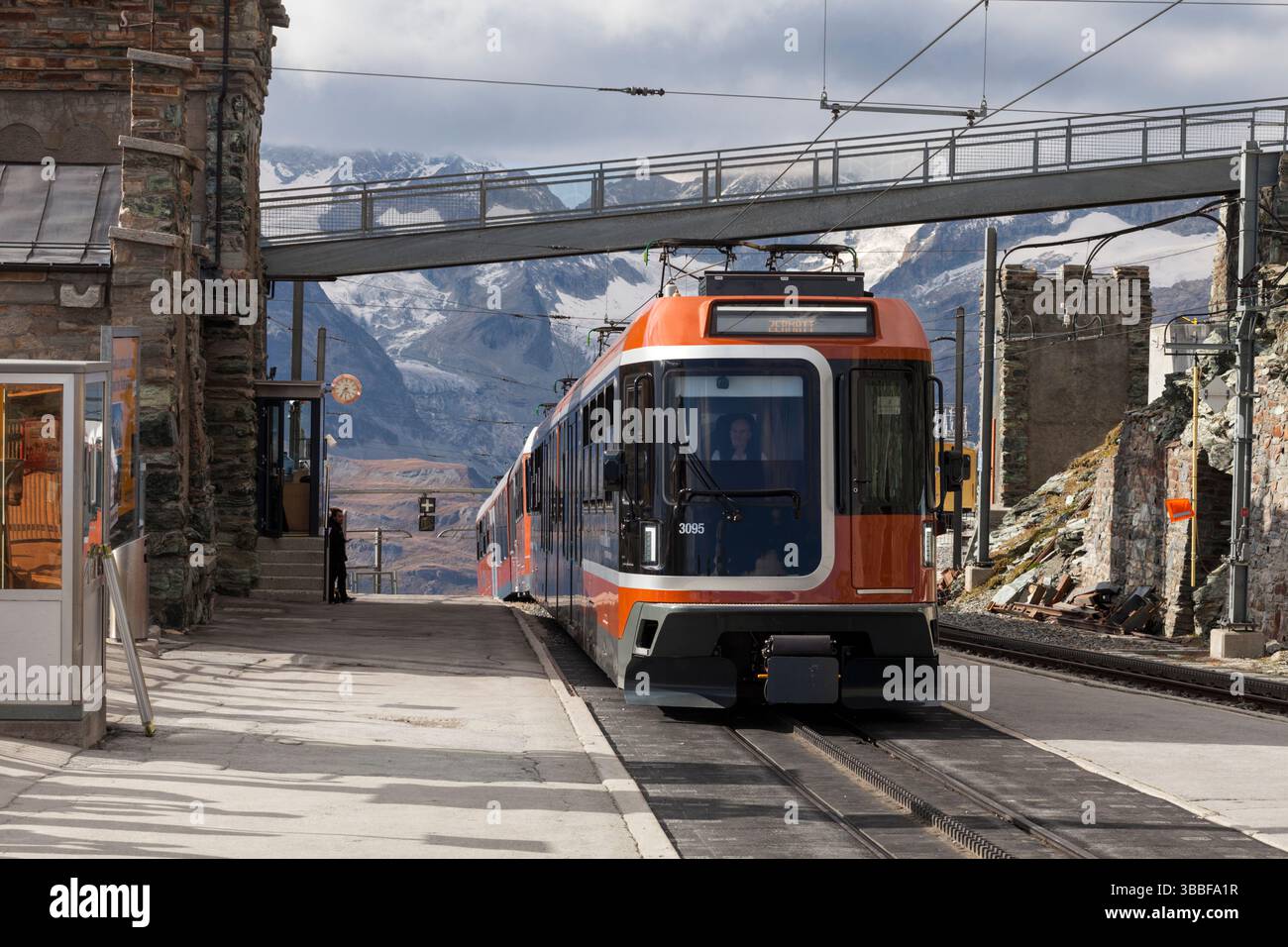 Gornergrat Gotthard-Bahn / Gornergrat-Bahn-Zug, der am Bahnhof ...