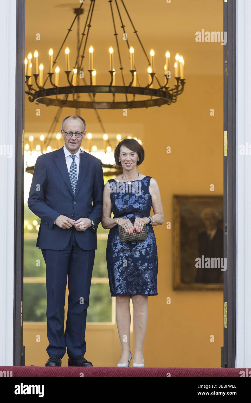 Friedrich Merz (Bundeskanzler der Bundesrepublik Deutschland, CDU) mit ...