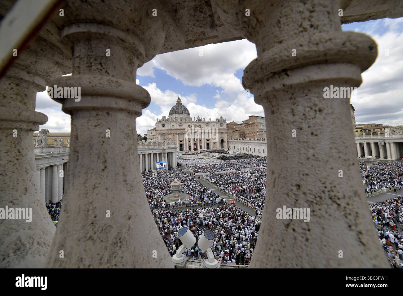 Thousands of people during the Mass for the inauguration of the ...