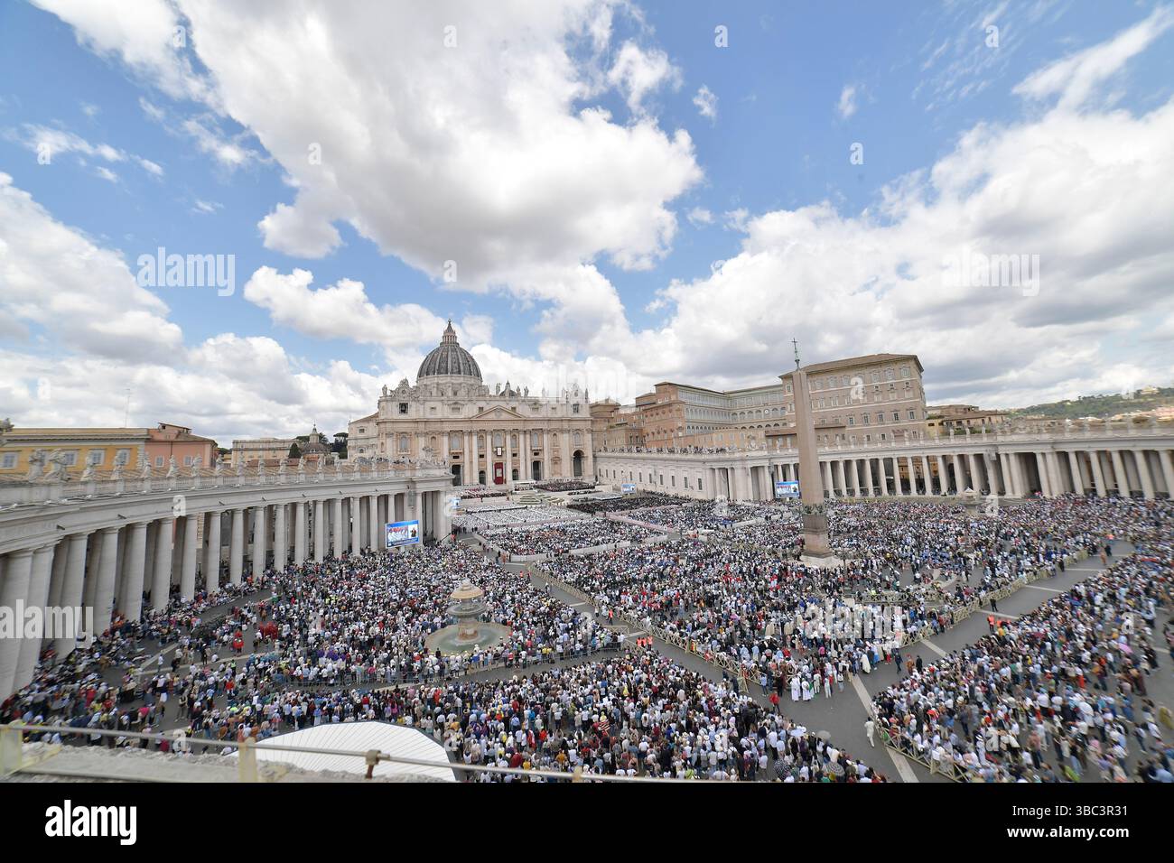 Thousands of people during the Mass for the inauguration of the ...