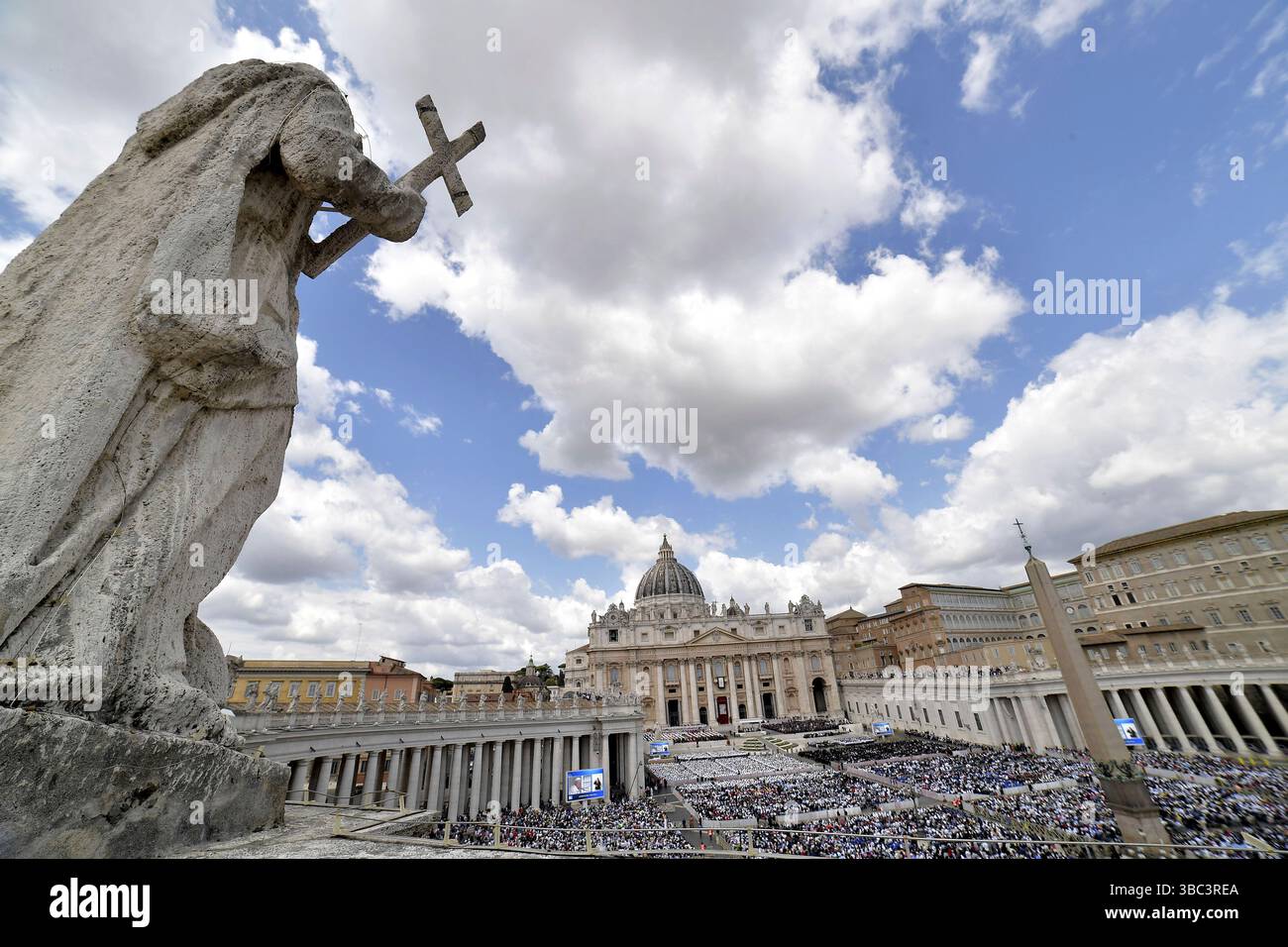 Thousands of people during the Mass for the inauguration of the ...