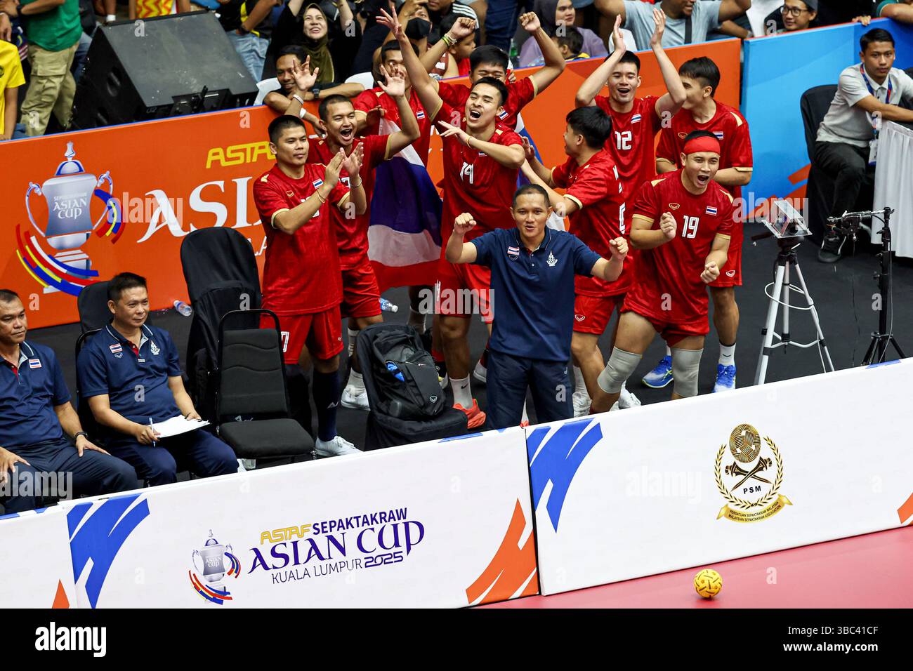 KUALA LUMPUR, KUL - MAY 18: Players and officials of Thailand team ...