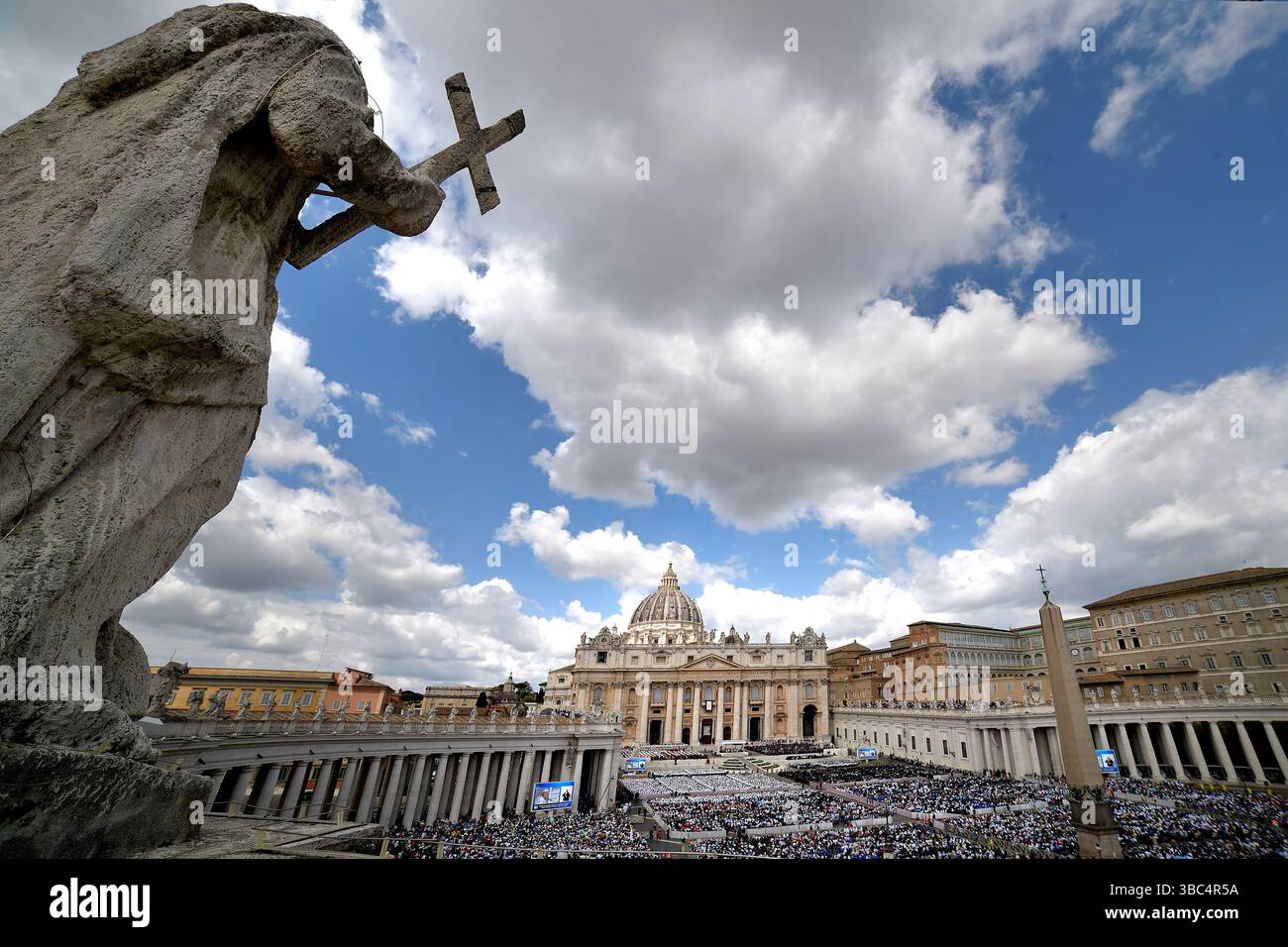 Thousands of people during the Mass for the inauguration of the ...
