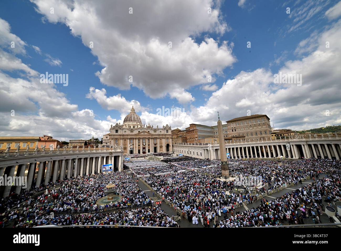 Thousands of people during the Mass for the inauguration of the ...