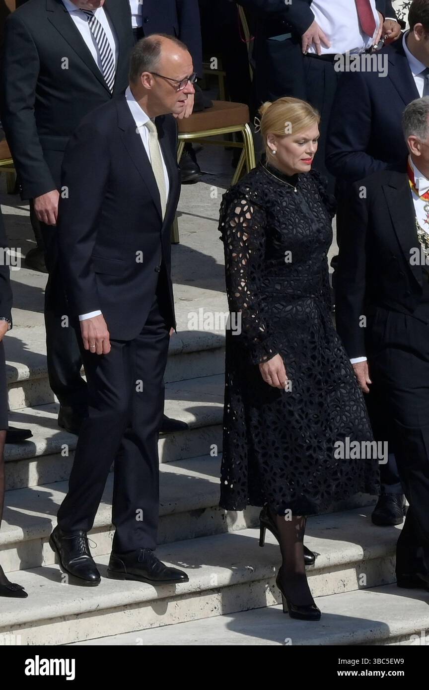 Friedrich Merz und Julia Klöckner bei der Amtseinführung von Papst Leo XIV. Auf dem Petersplatz ...