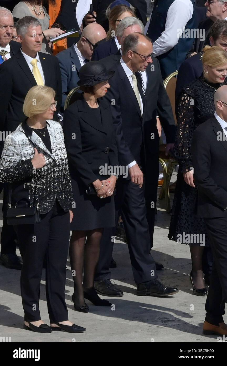 Friedrich Merz und Julia Klöckner bei der Amtseinführung von Papst Leo XIV. Auf dem Petersplatz ...