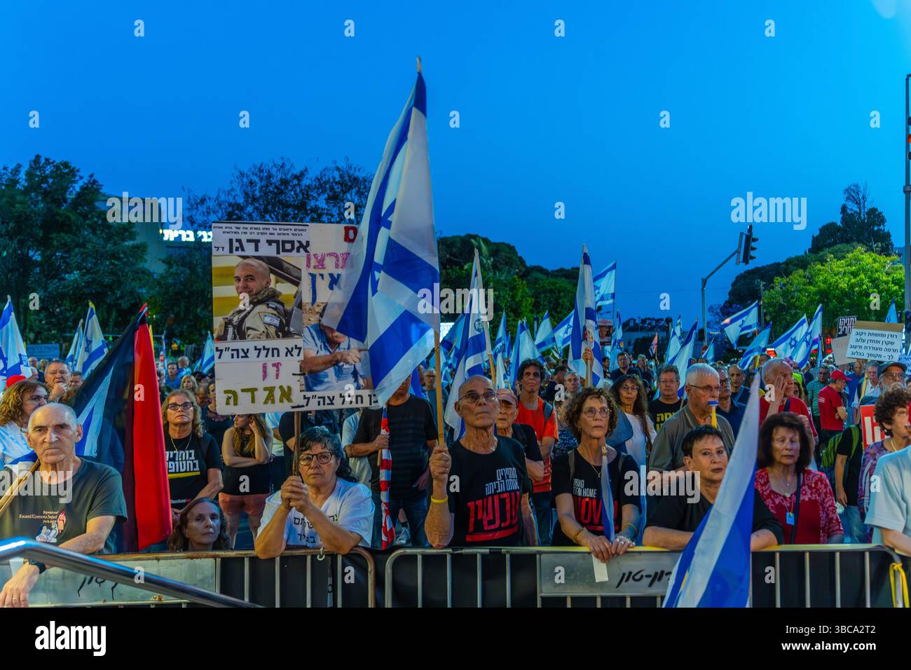 Haifa, Israel - 17. Mai 2025: Menschen protestieren gegen die IDF, da ...