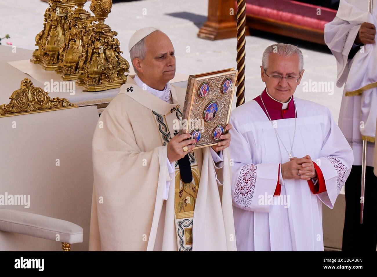 Heilige Messe zum Beginn des Pontifikats von Papst Leo XIV. Papst Leo XIV. Führt am 18. Mai 2025 ...