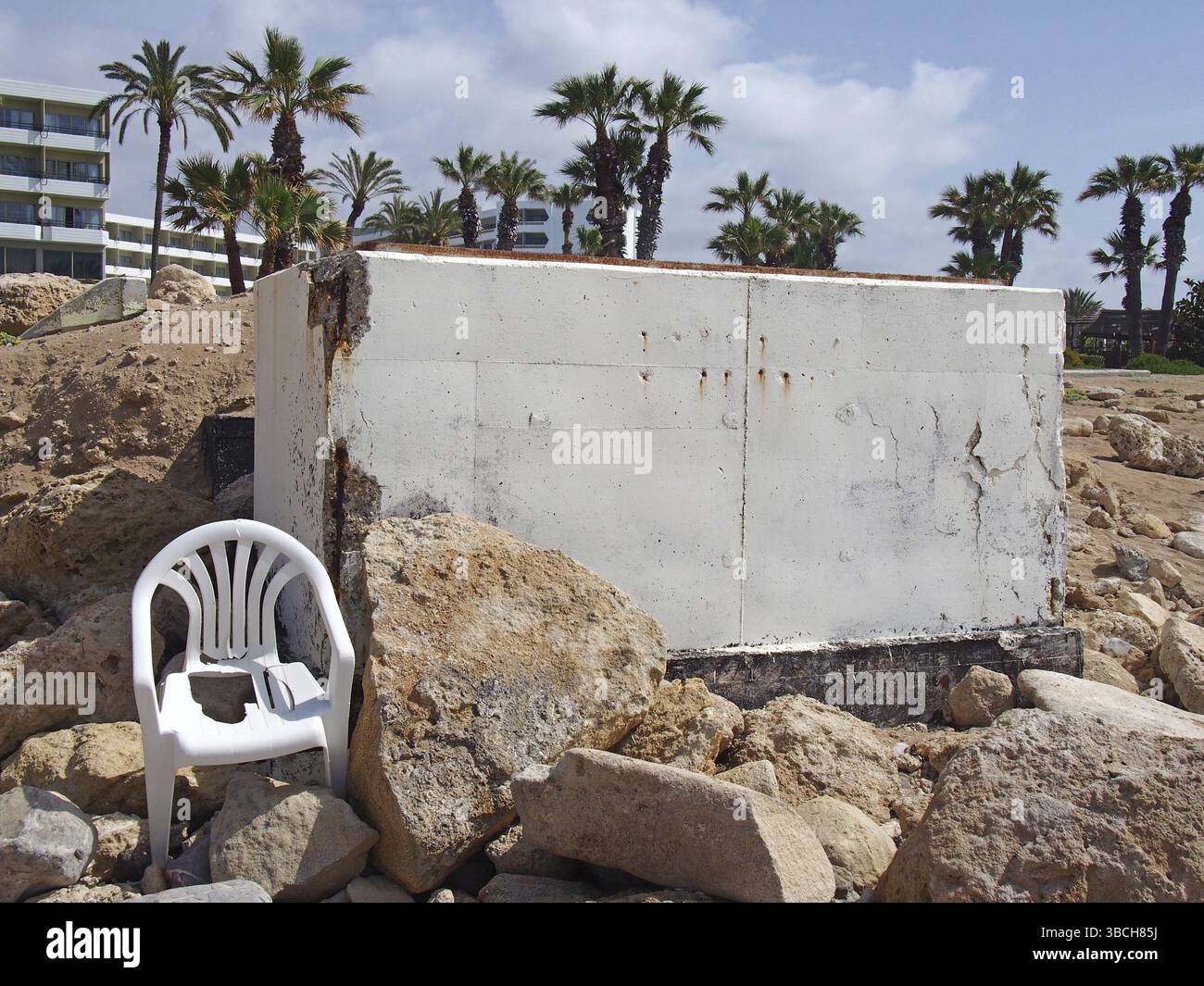 Ein verlassener, weiß lackierter Betonbunker in paphos zypern aus der ...