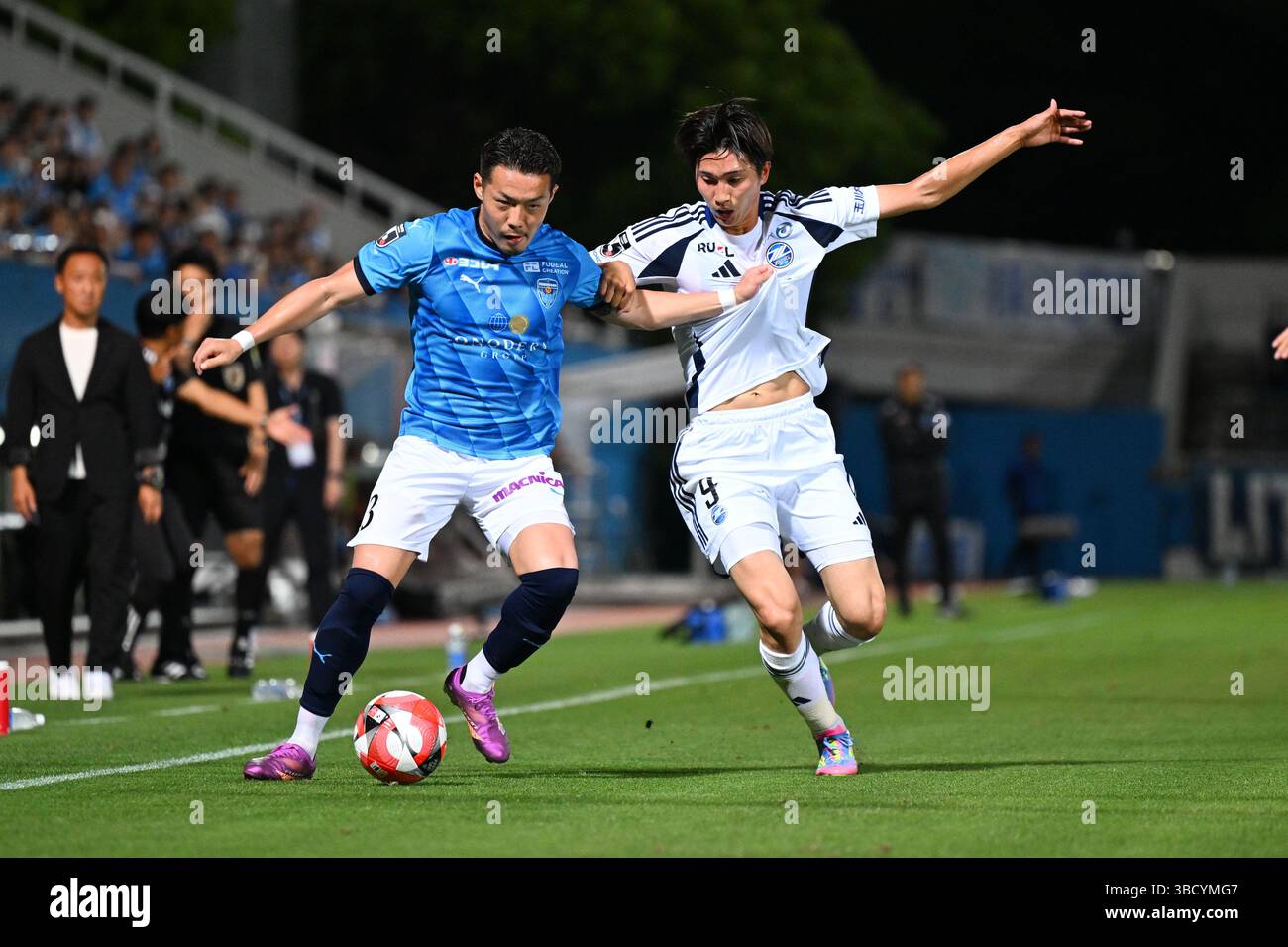 NHK Spring Mitsuzawa Football Stadium, Kanagawa, Japan. Mai 2025. (L-R) Junya Suzuki (Yokohama ...
